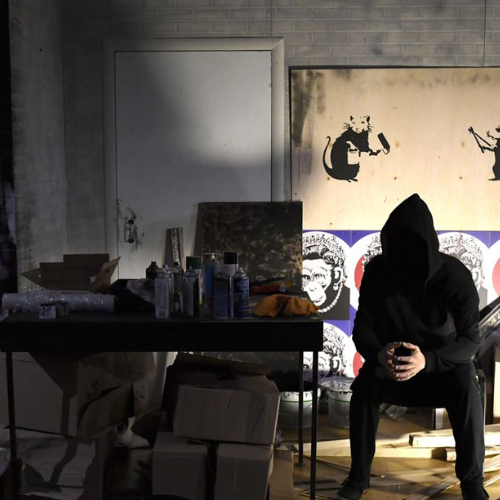 Qui est Banksy ? Biographie d'un Street-Artiste Légendaire